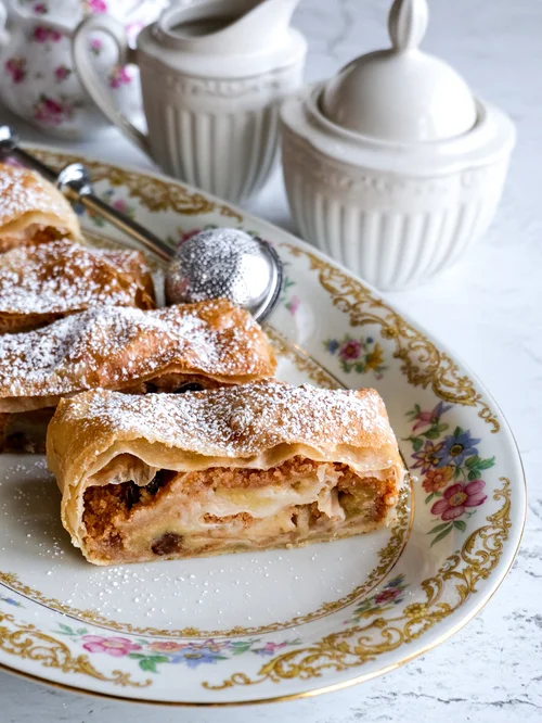 Jabolčni štrudelj — Slovenian Kitchen