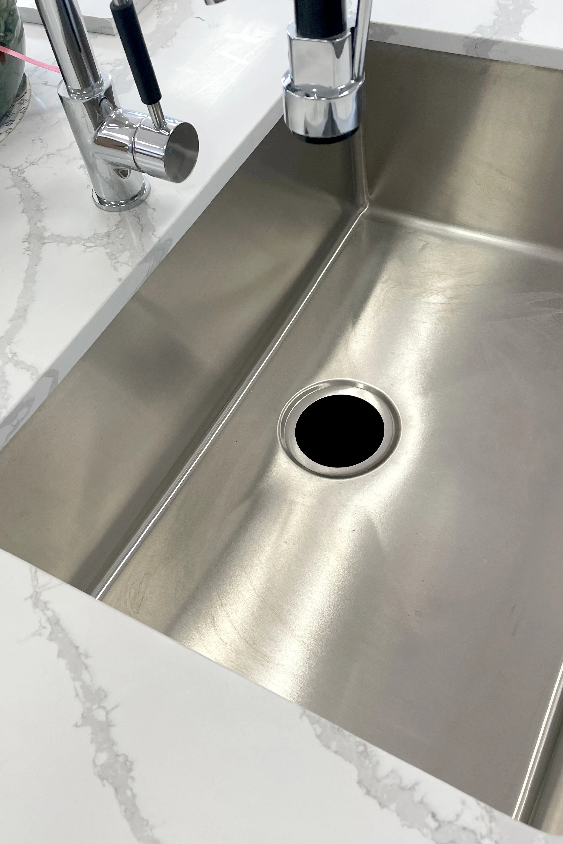 Kitchen Sinks — 168 Cabinet Outlet