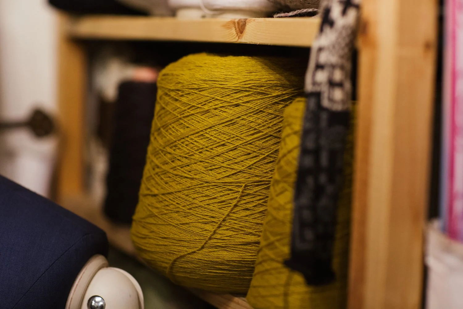 What type of yarn can I use with my knitting machine?