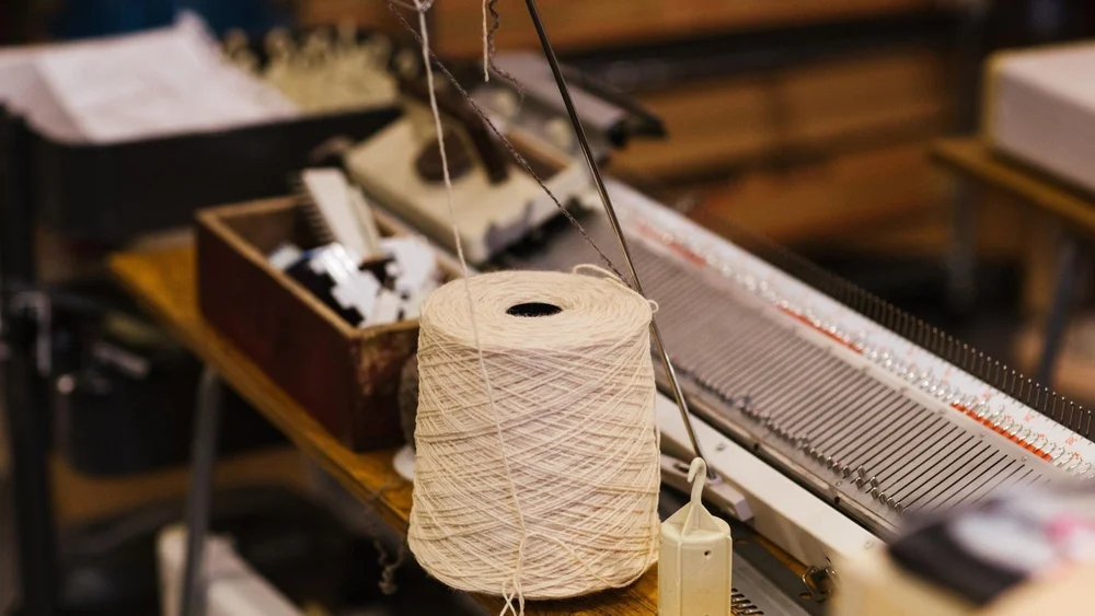 What type of yarn can I use with my knitting machine?