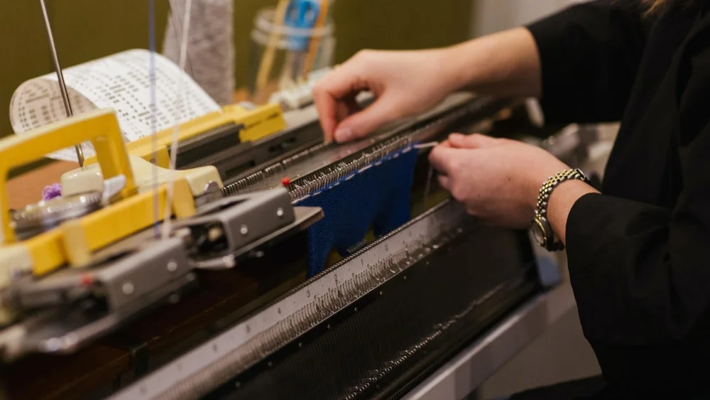 What type of yarn can I use with my knitting machine?