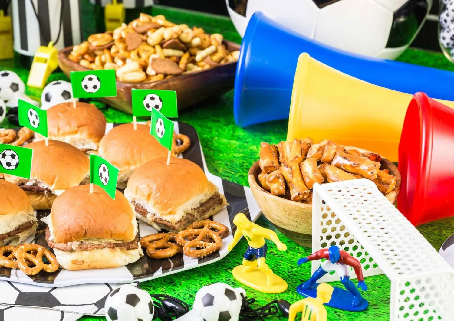 How to Host A Football Themed Birthday Party — Weeno Social | Party ...