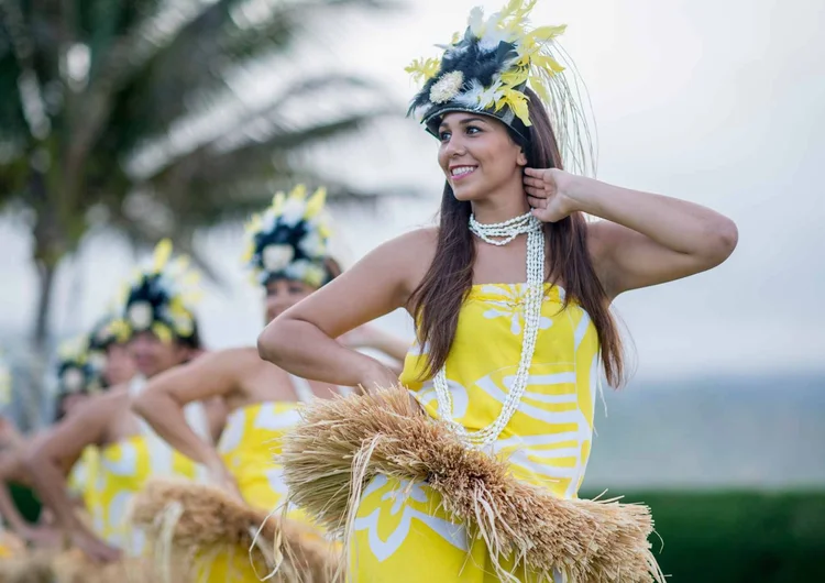 How to Host a Luau Party at Home in 5 Easy Steps — Weeno Social | Party ...