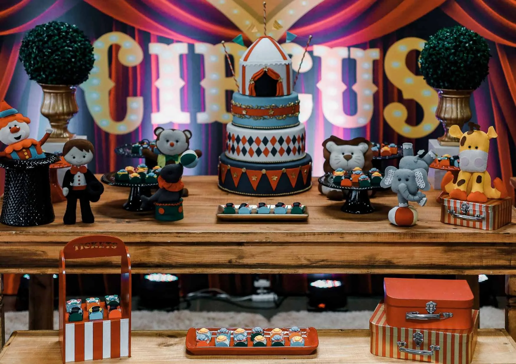 How to Host a Circus Themed Party — Weeno Social | Party Planning Made Easy