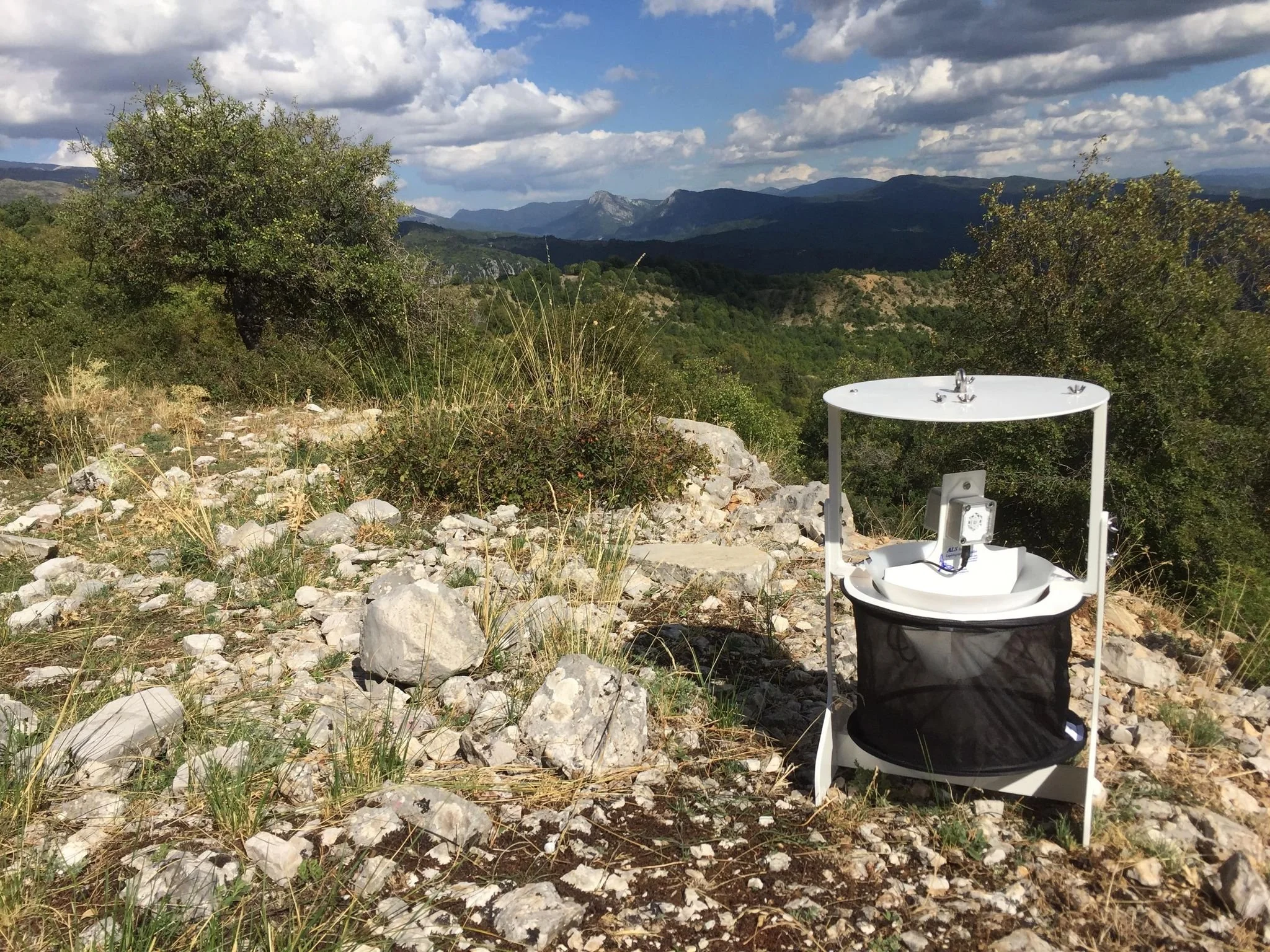 LED25 White Compact LED Heath Moth Trap kit with Anker Powerbank ...