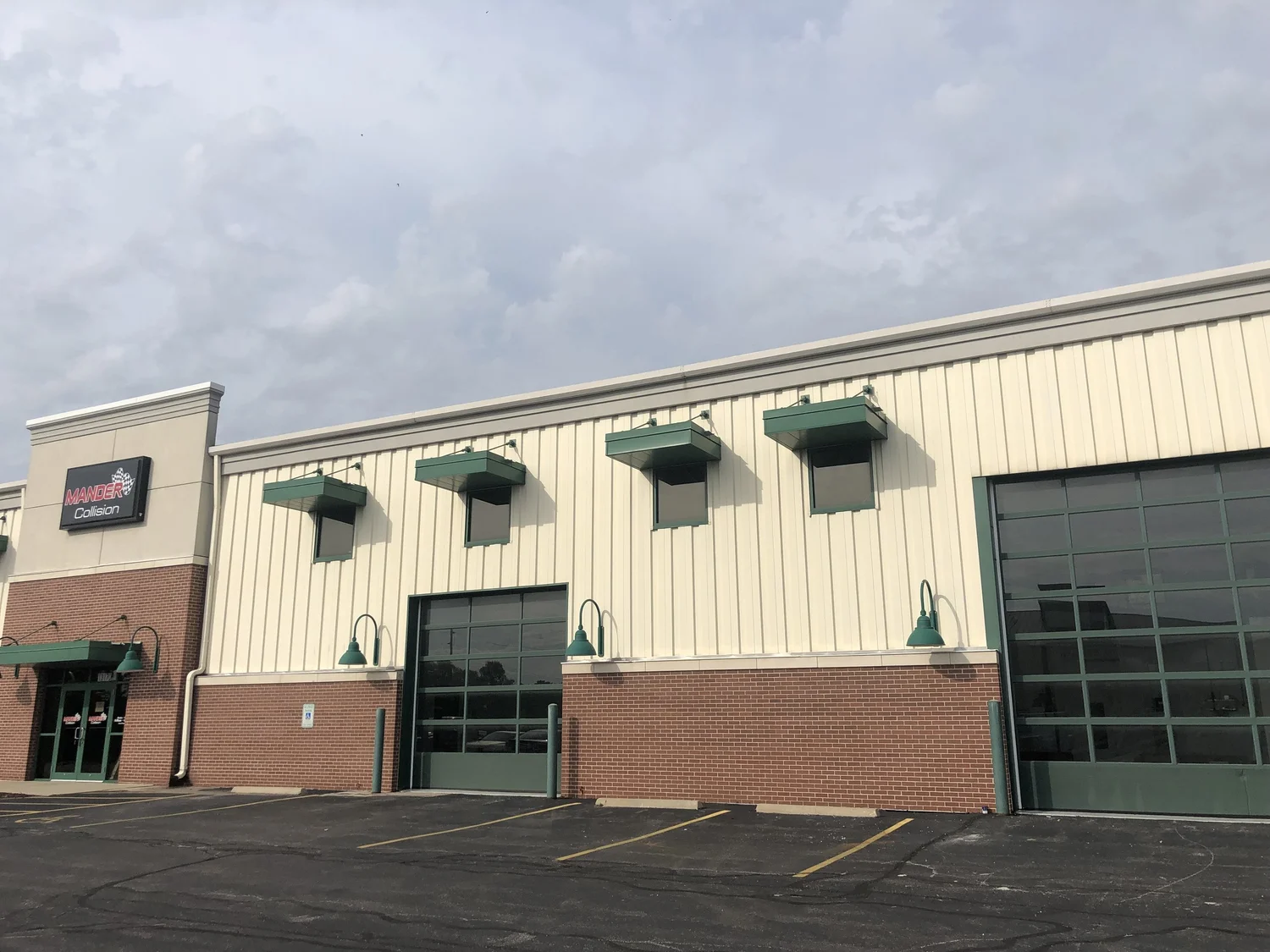 Mander Collision | Brookfield — Mander Collision & Glass