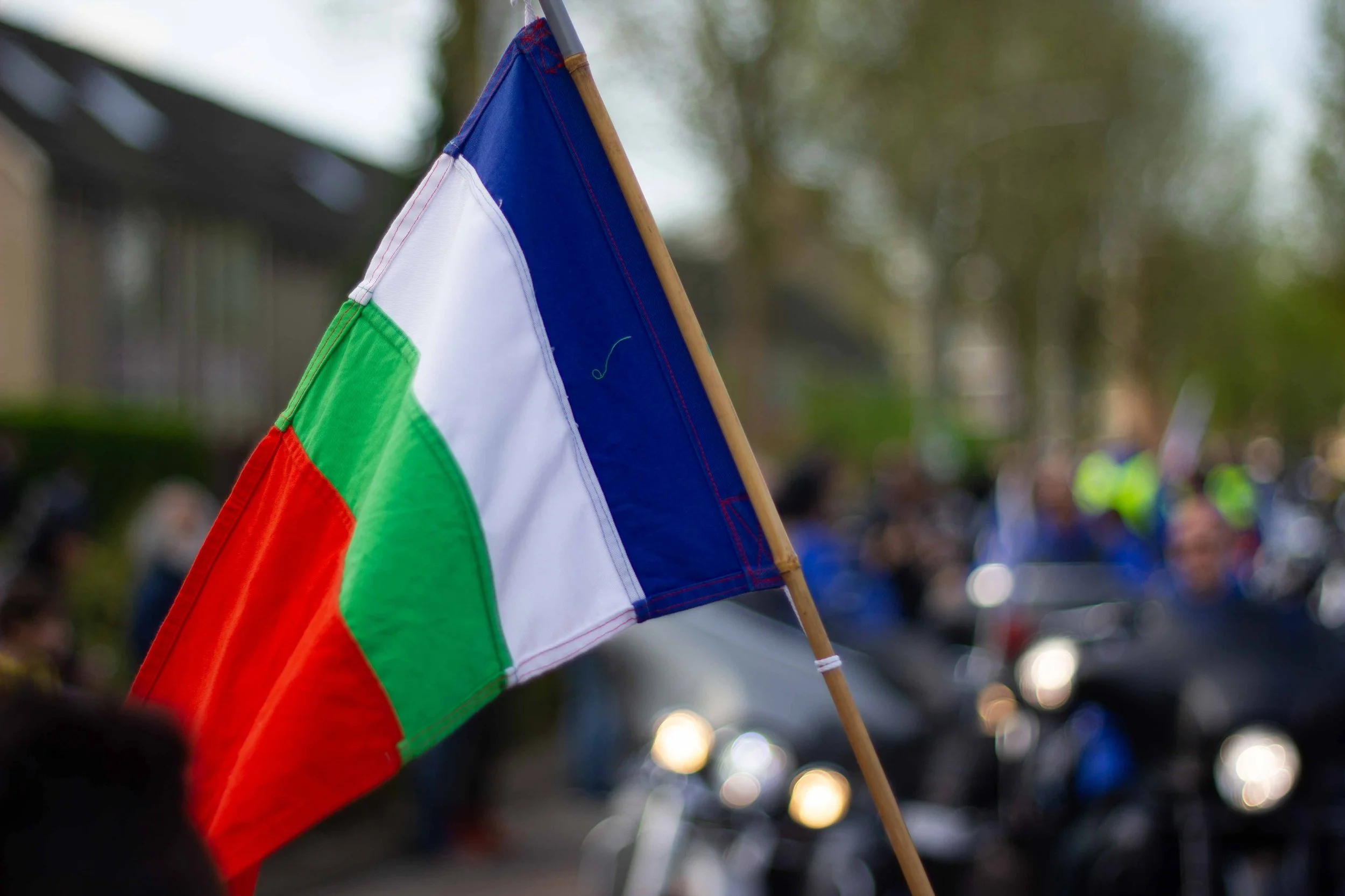 Waarom hangt de RMS-vlag halfstok op 12 april op veel plekken? — MOZA ...