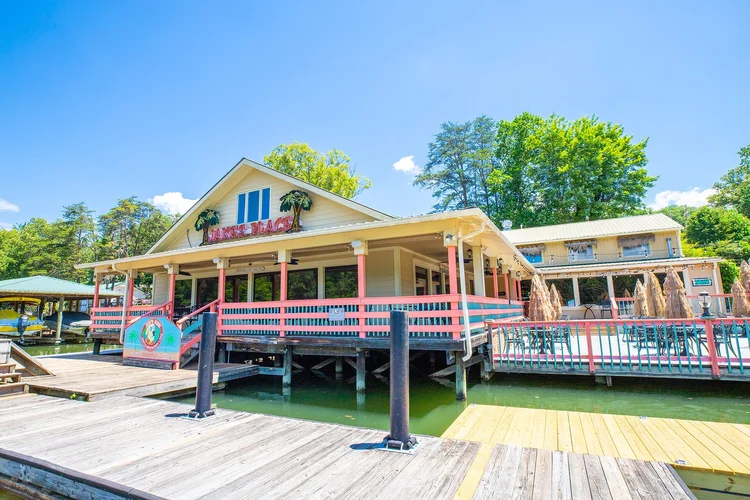 Waterfront Restaurants at Smith Mountain Lake — the hidden box