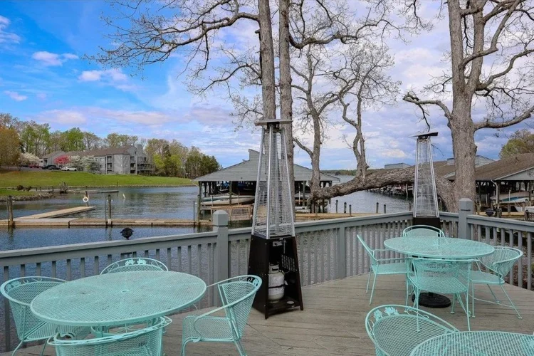 Waterfront Restaurants at Smith Mountain Lake — the hidden box