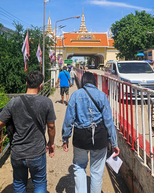Crossing the Poipet / Aranyprathet Border - Thailand to Cambodia ...