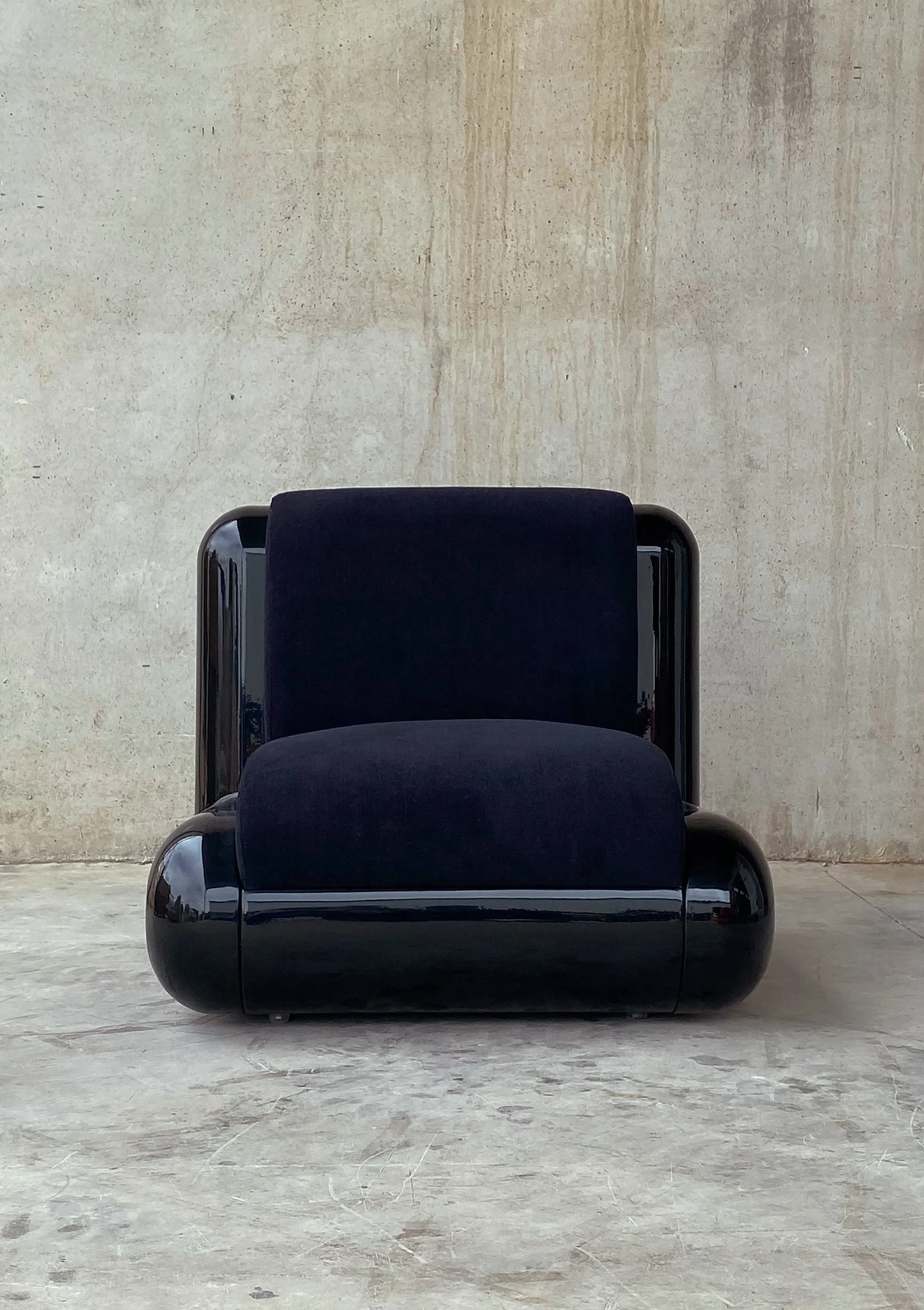 T4 in Liquorice Black — UMA OBJECTS