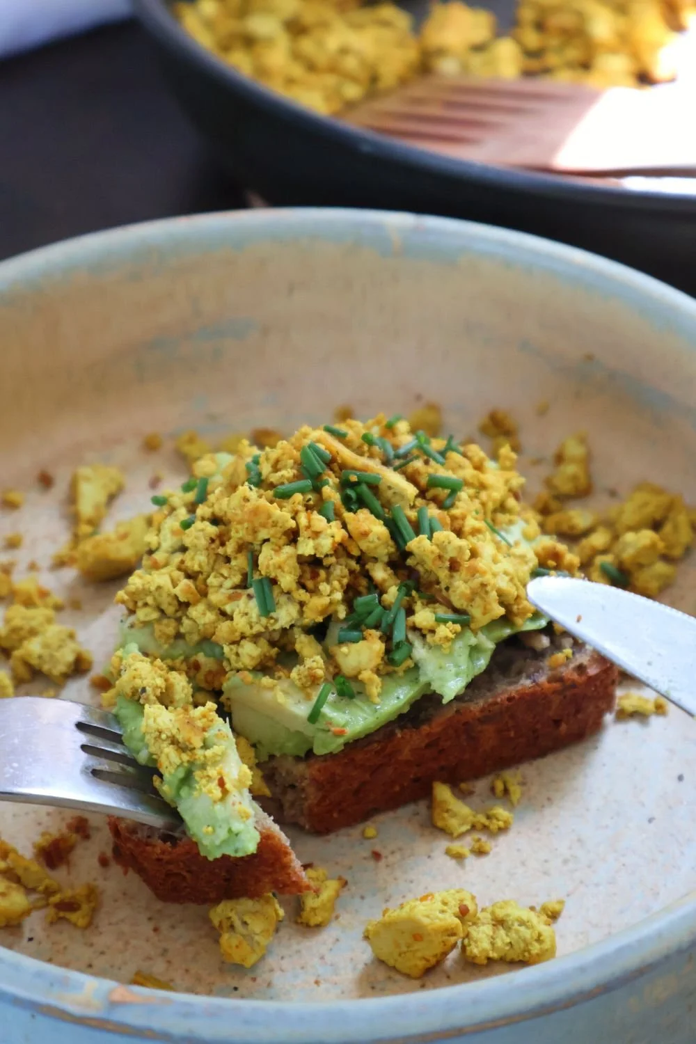 Scrambled tofu - Nem, hurtig og lækker opskrift på tofu scramble — FredeBruun.com