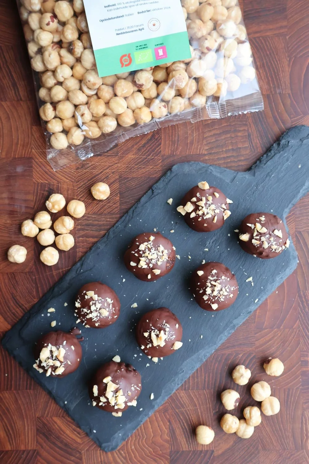 Dadelkugler med ristede hasselnødder - Nemme og Lækre — FredeBruun.com