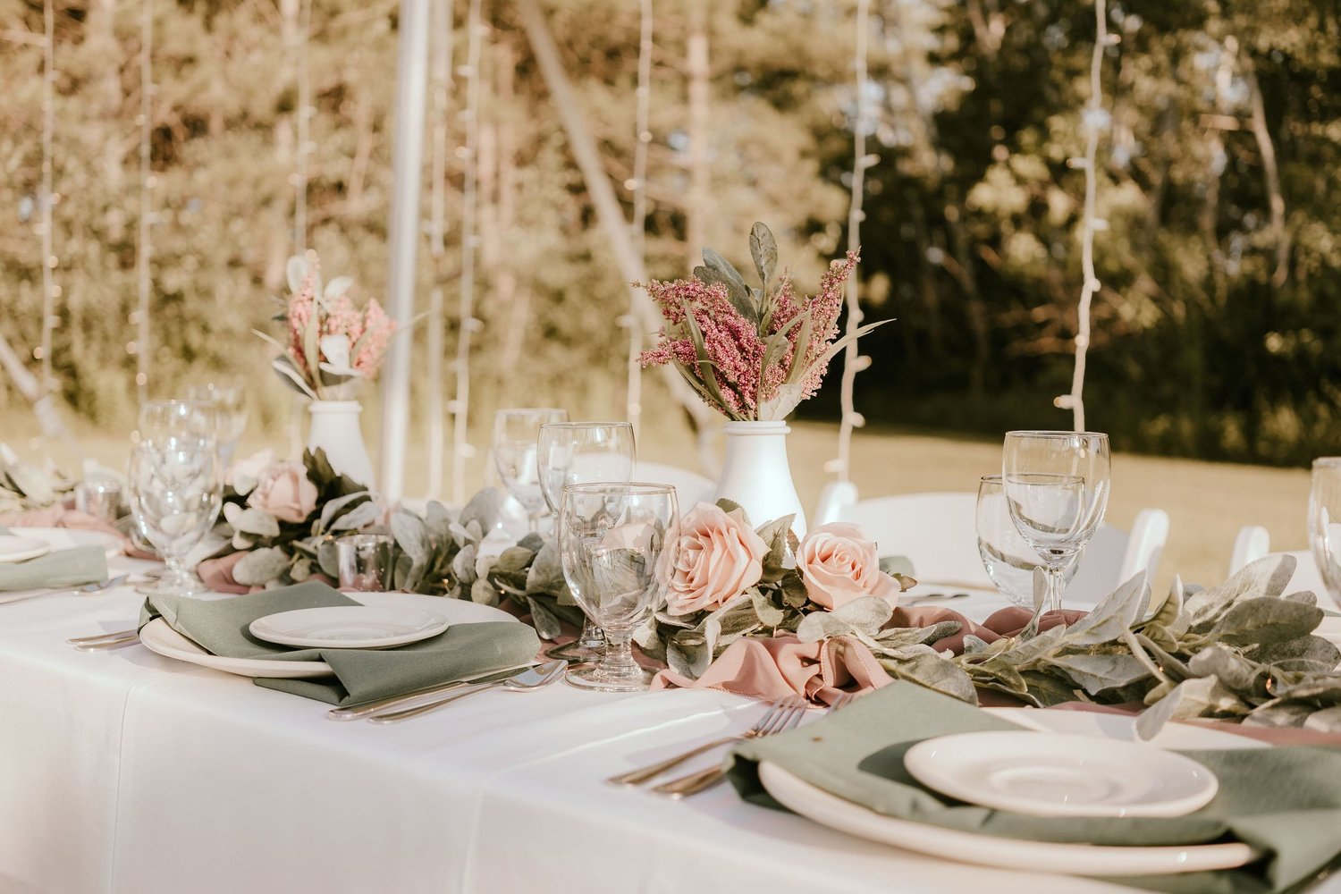 Create Memorable Events with A Touch of Glass: Décor For Rent