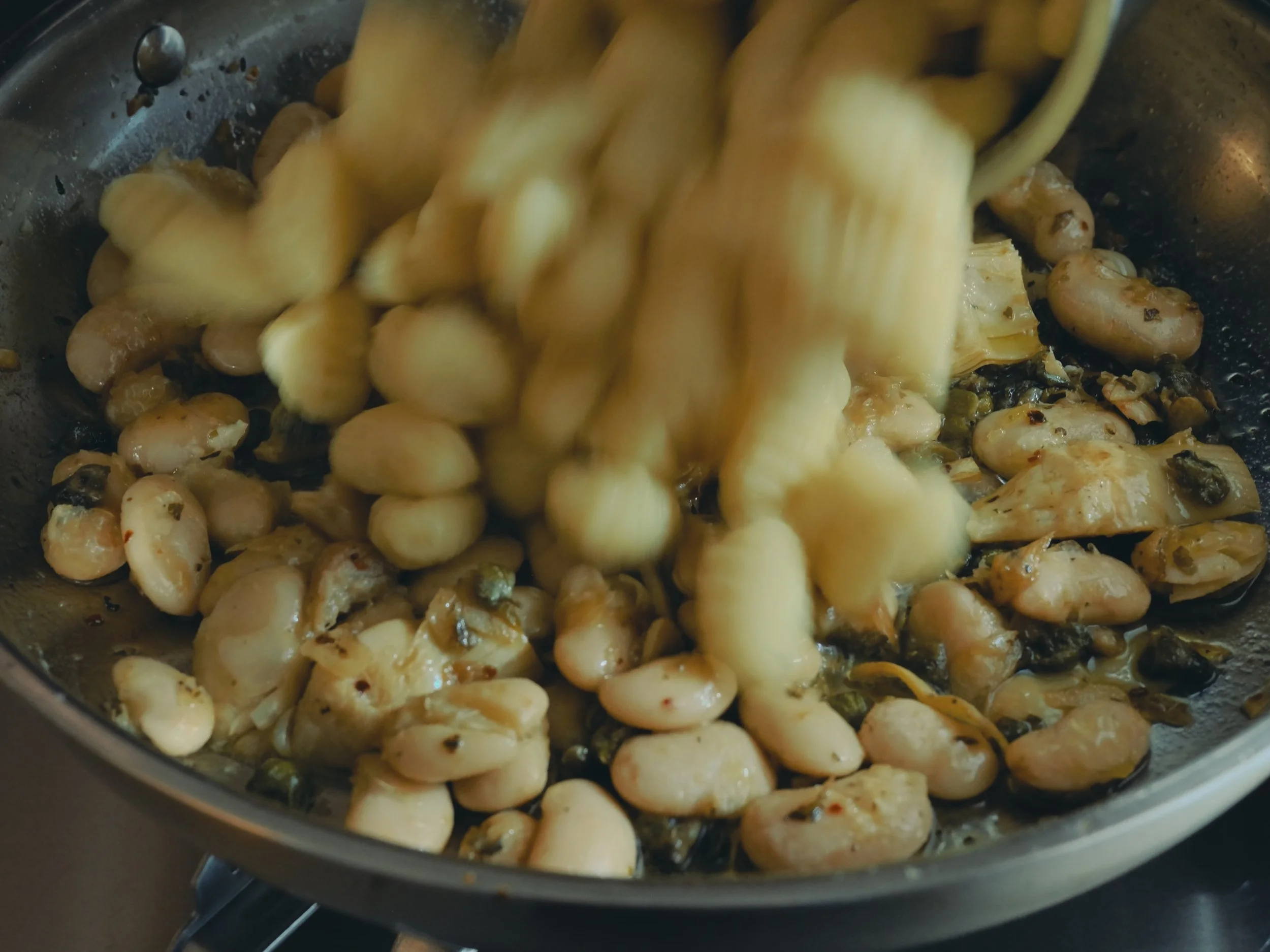 Gnocchi med butterbeans hvidløg, artiskok og kapers — amaliesigrid