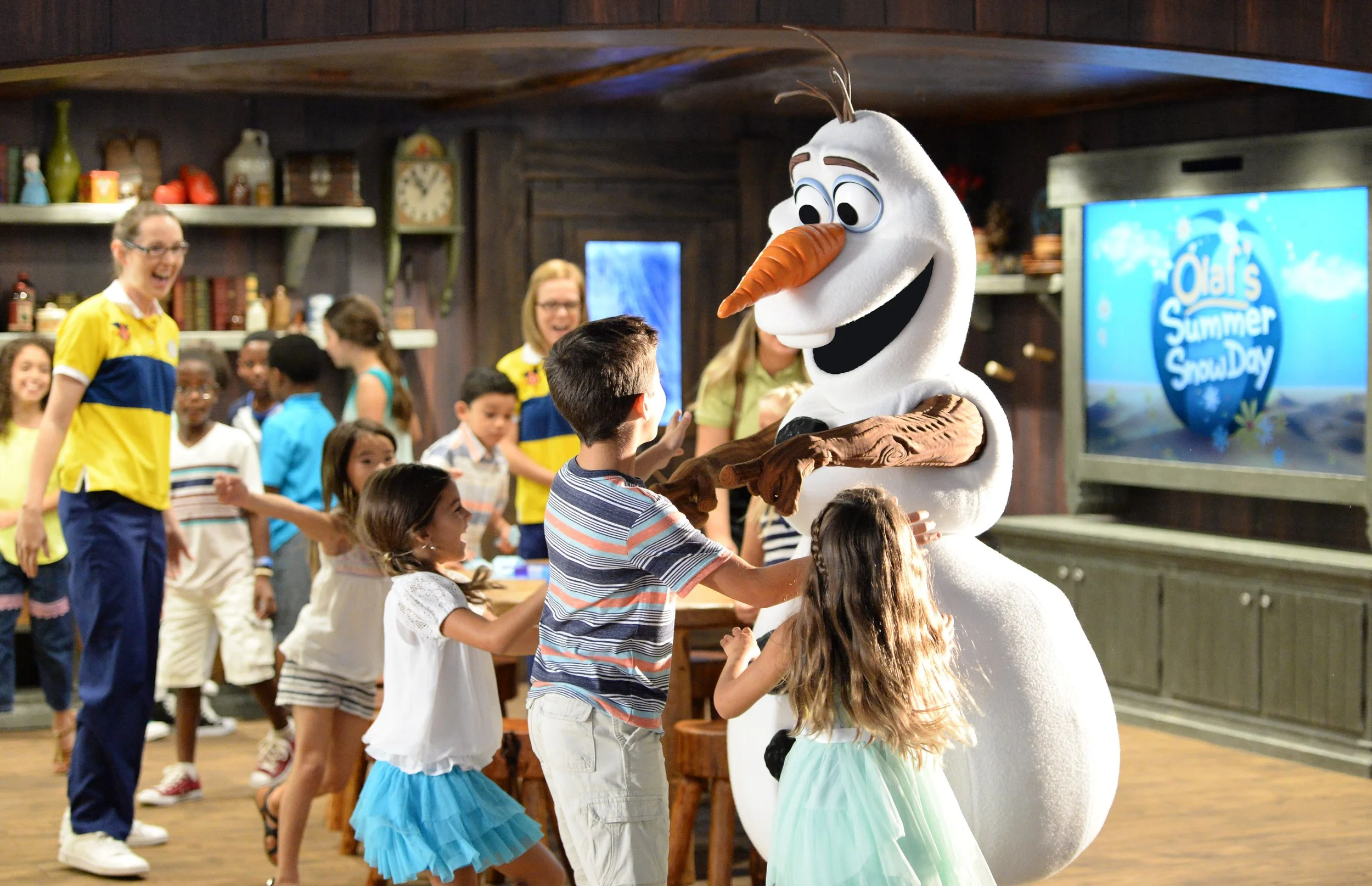 Disney Cruise Characters: Where to Meet Mickey, Princesses, and More ...