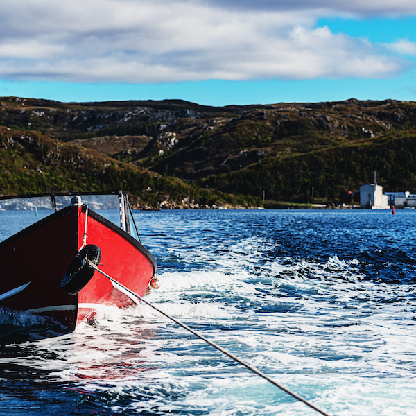 Towing a disabled boat in the water: 9 steps — DECKEE