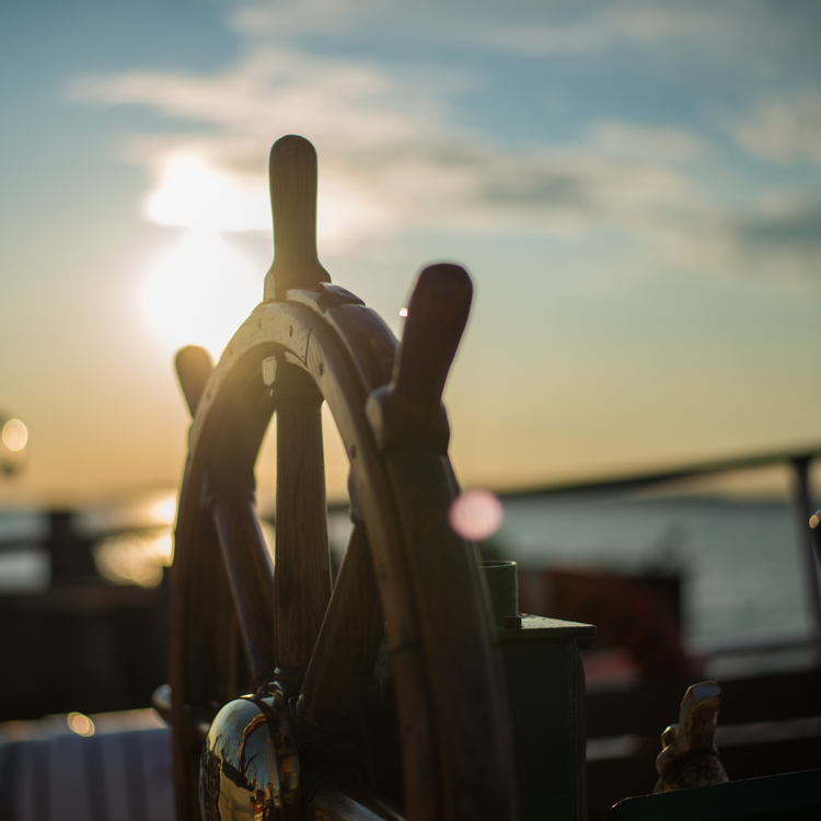 Rudder, tiller, and wheel: The basics of steering — DECKEE