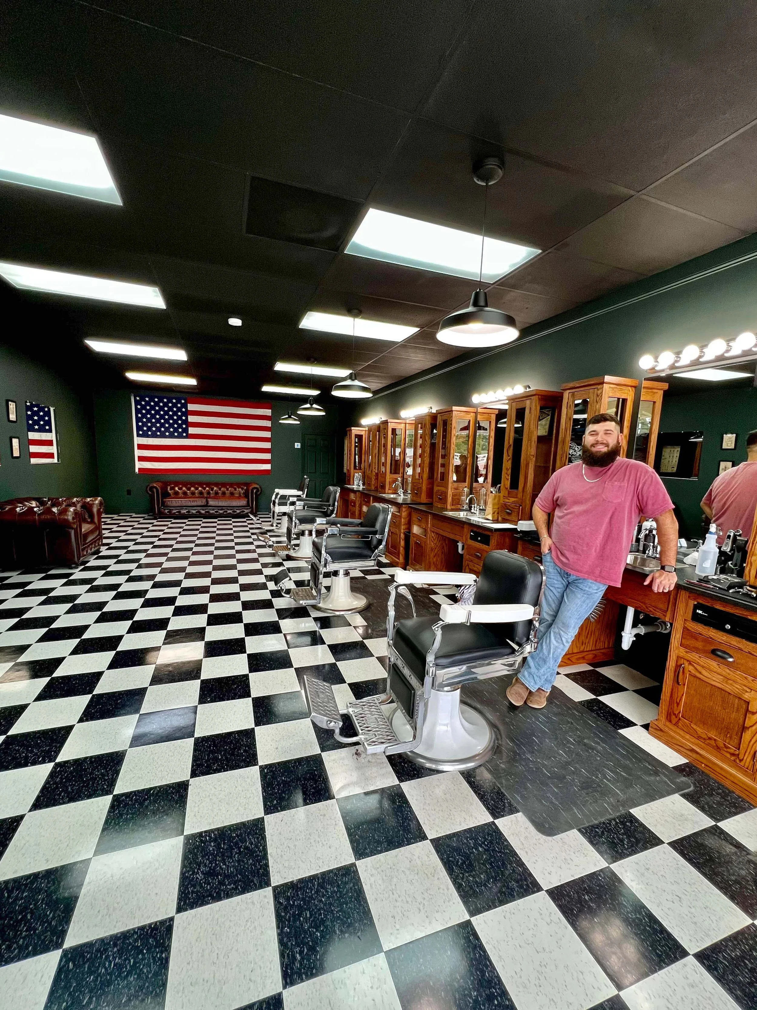 THREE HOUNDS BARBERSHOP