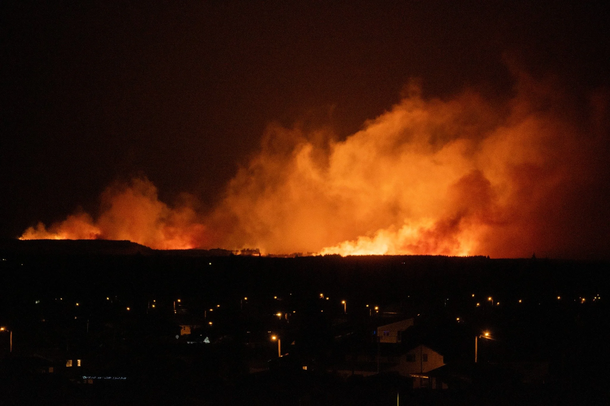 7 helicopters with monsoon buckets fighting Pukaki Downs fire - Chris ...