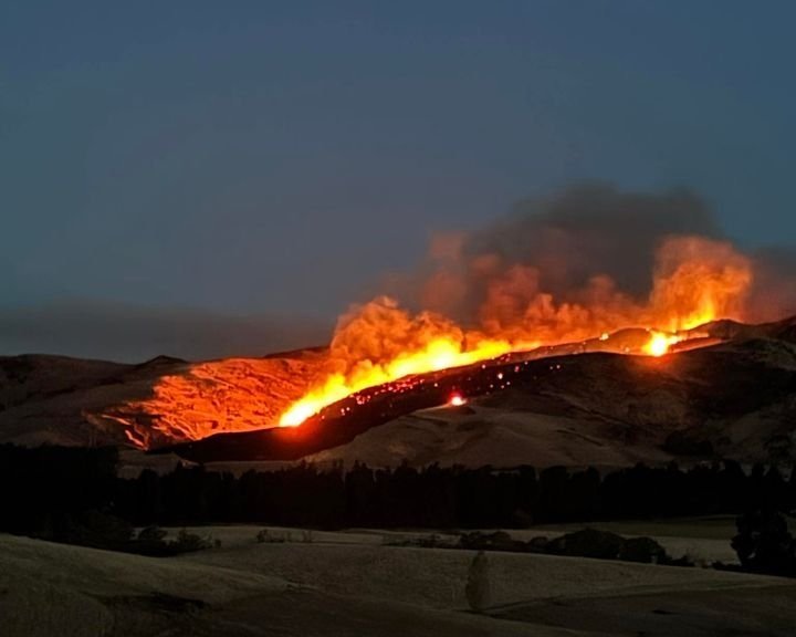“Fast moving” vegetation fire in North Canterbury - Chris Lynch Media