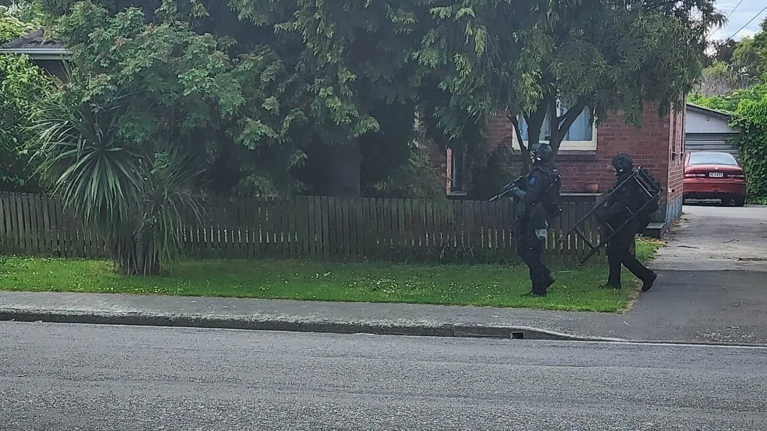 “Come to the front door with nothing in your hand” Armed police ...