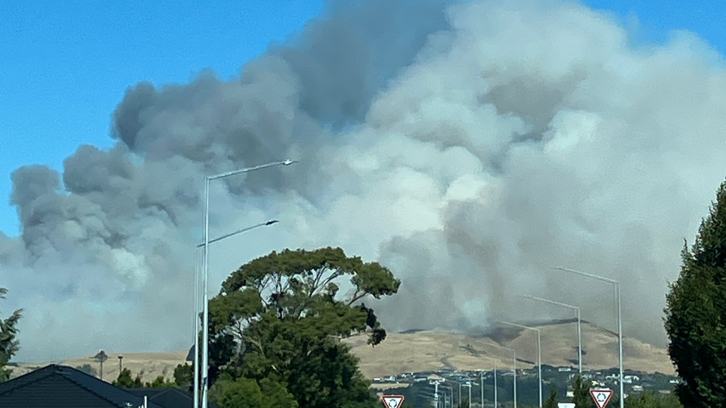 Helicopters battle large Port Hills fire - Chris Lynch Media