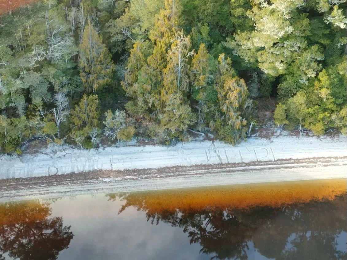 Mysterious ‘help’ message written on sand - Chris Lynch Media