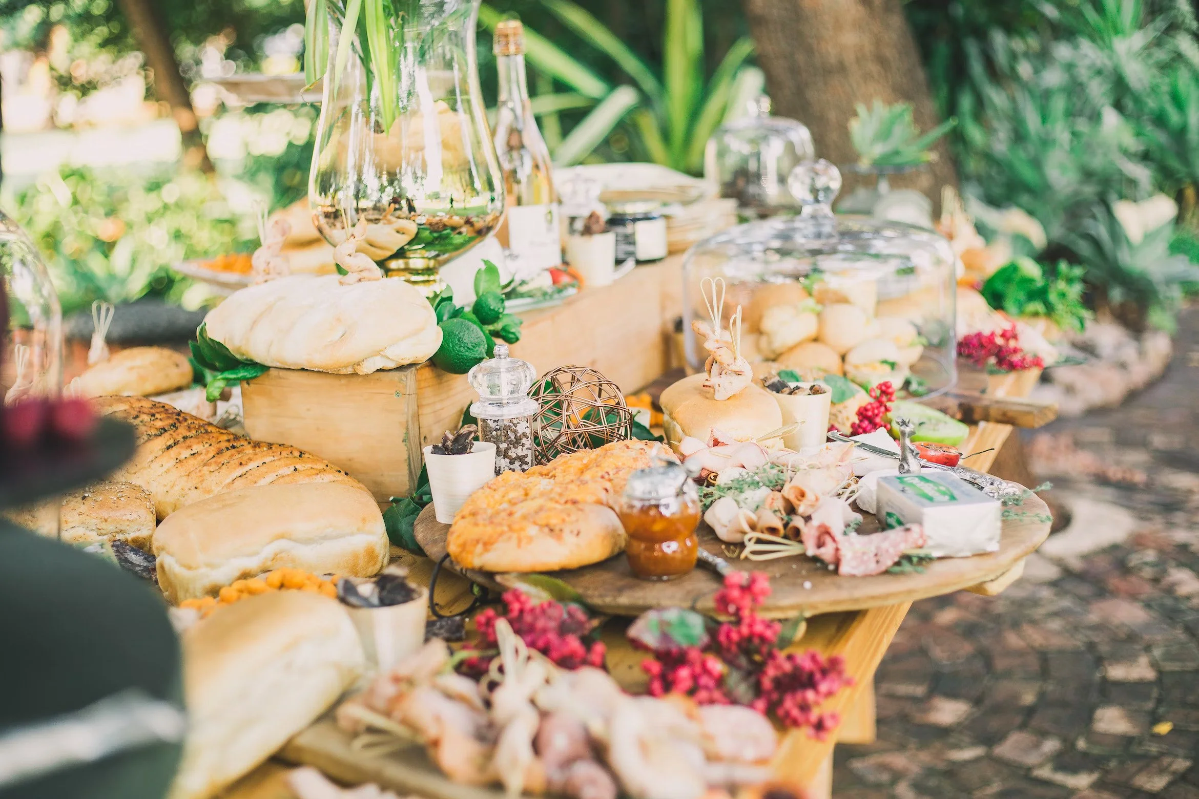 10 Buffet Table Food Display Ideas for Your Wedding