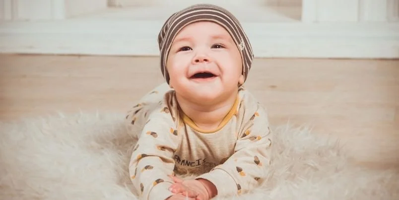 Le hand flapping : définition, autisme, diagnostic — Yoganimé