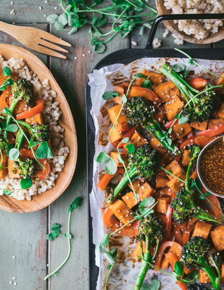 Sweet Potato and Broccoli Tray Bake with Sesame Ginger Sauce (Vegan ...