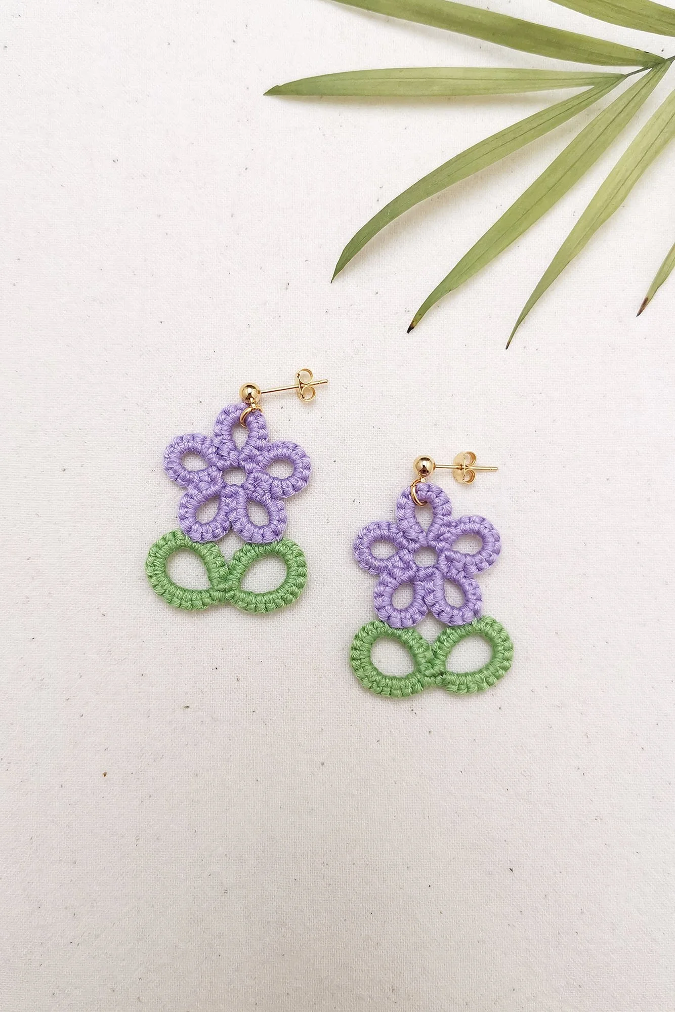 Simplistic Large White Daisy Statement Stud Earrings