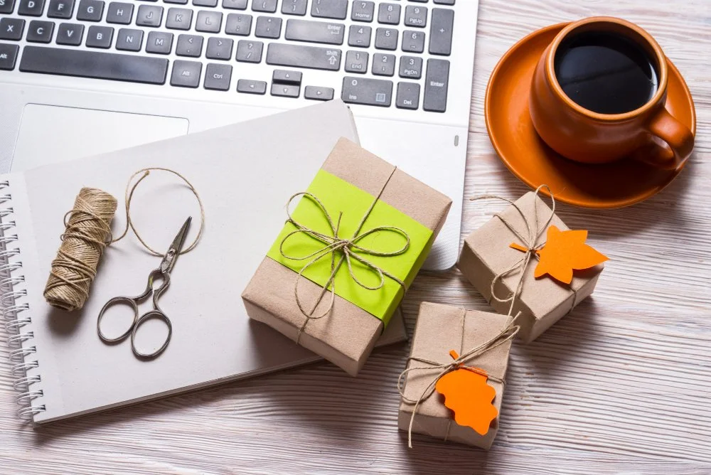 Ace Up Your Bonding Game with Customized Gifts for Corporate