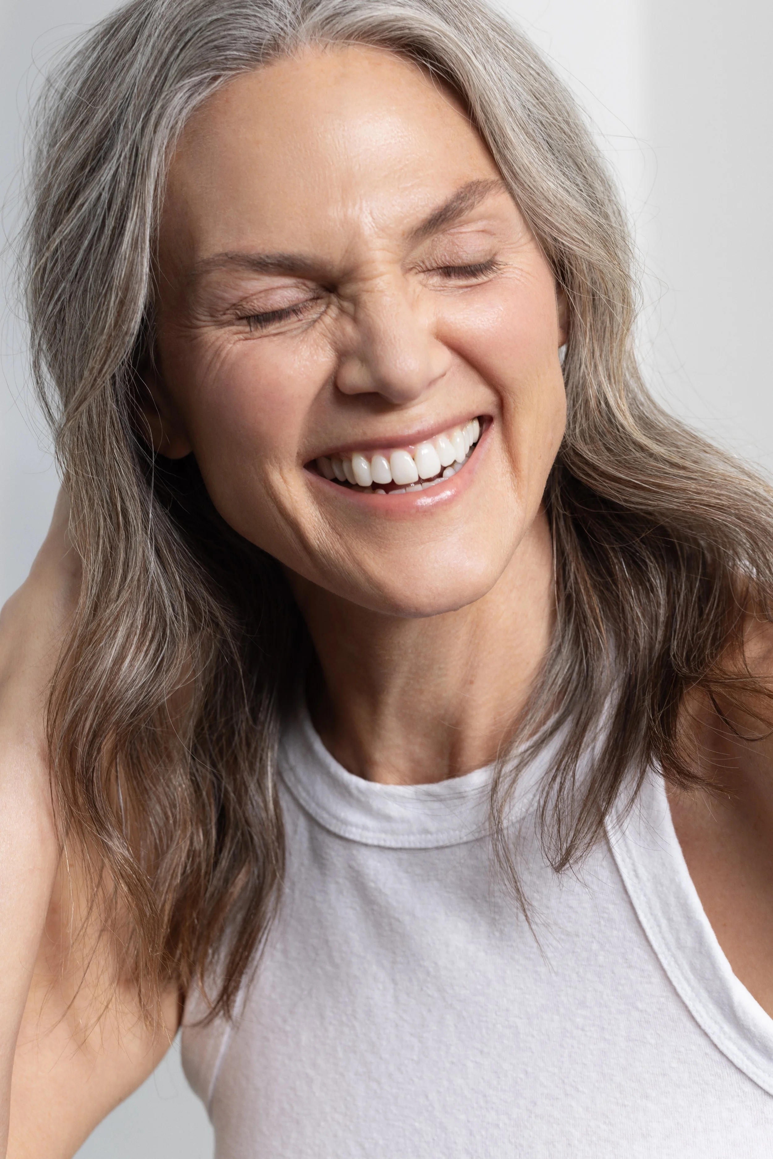 Sande Sainte-Marie, modeling on planet earth.