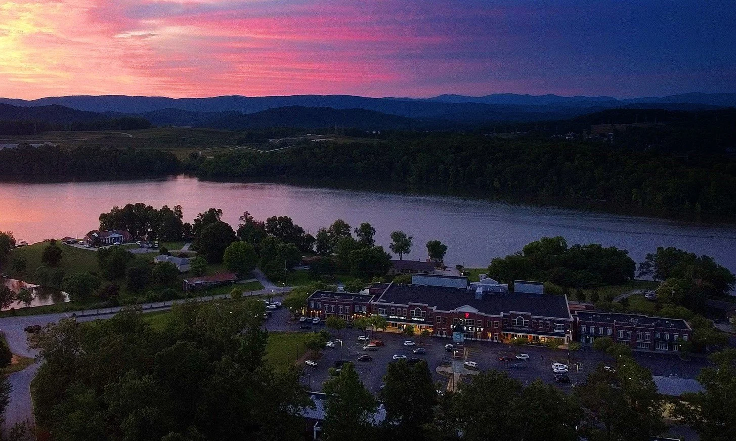 Luxurious Tennessee Lake Property Like No Other. - Ladd Landing