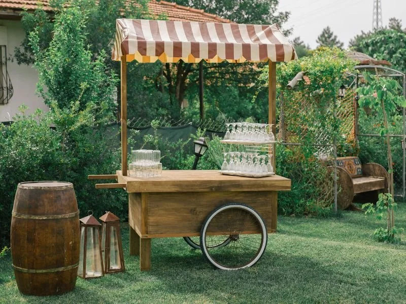 How to Hire Wedding Bar Services & Plan Your Drink Budget