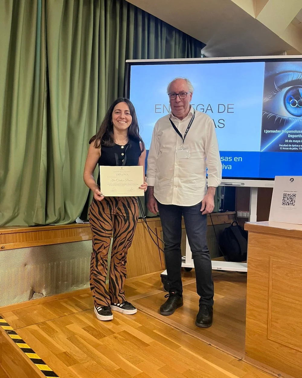 Entrega de diploma a aluna Portuguesa que frequentou Pós graduação em ...