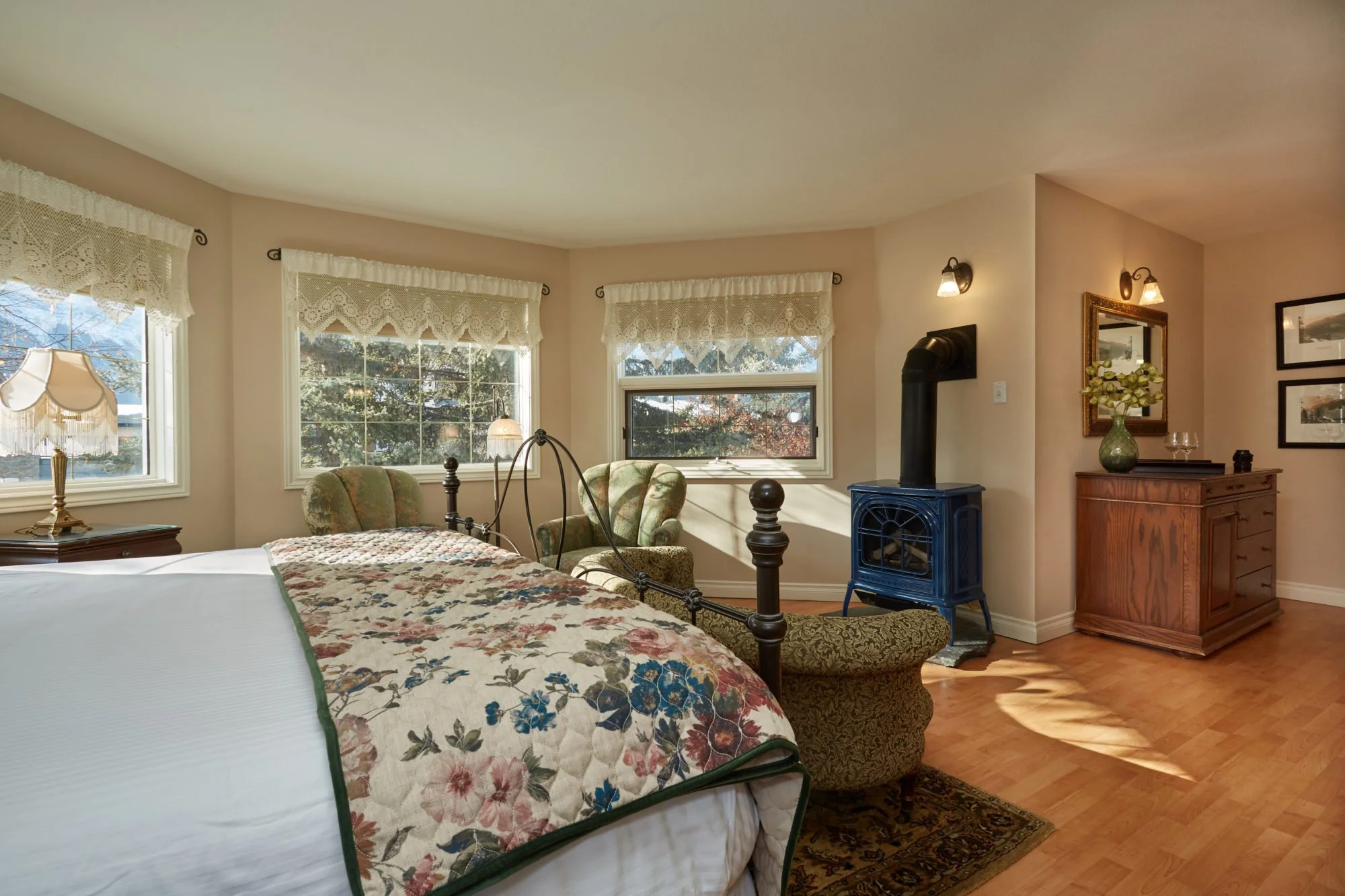 Rooms & Rates — Lady Macdonald Country Inn
