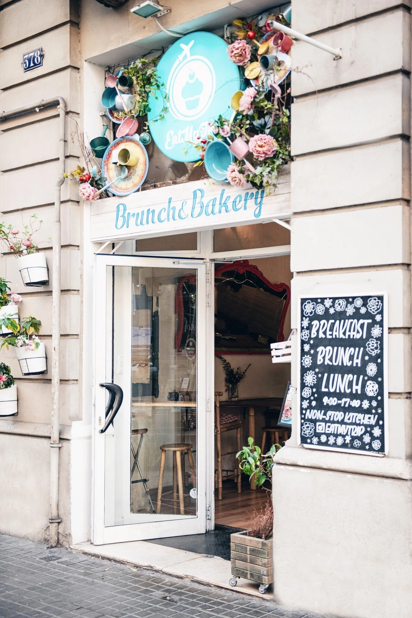 EatMyTrip Brunch & Bakery - Fun and Colorful Brunch — Barcelona Food ...