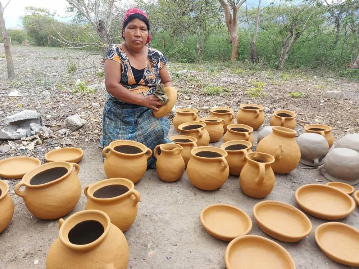 Artesana en cerámica del pueblo maya Achi — RUDA