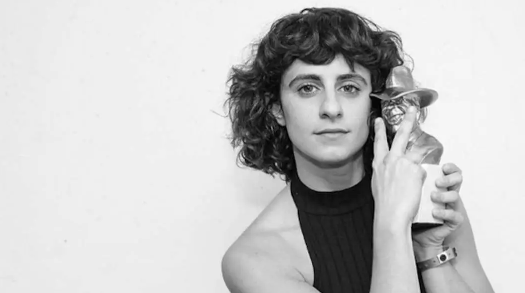 El rock también es nuestro: un comentario sobre “Brilla la luz para ...