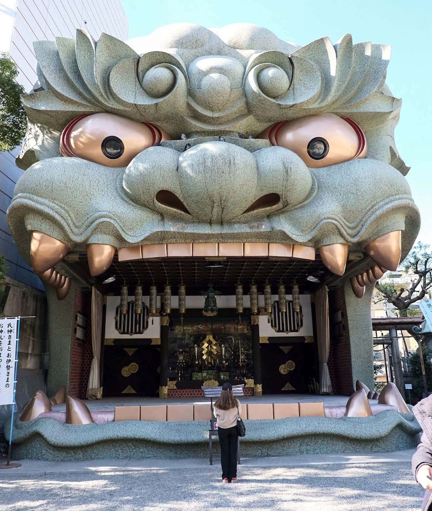 The Menacing Namba Yasaka Jinja, a Giant Lion’s Head for the Namba Deity