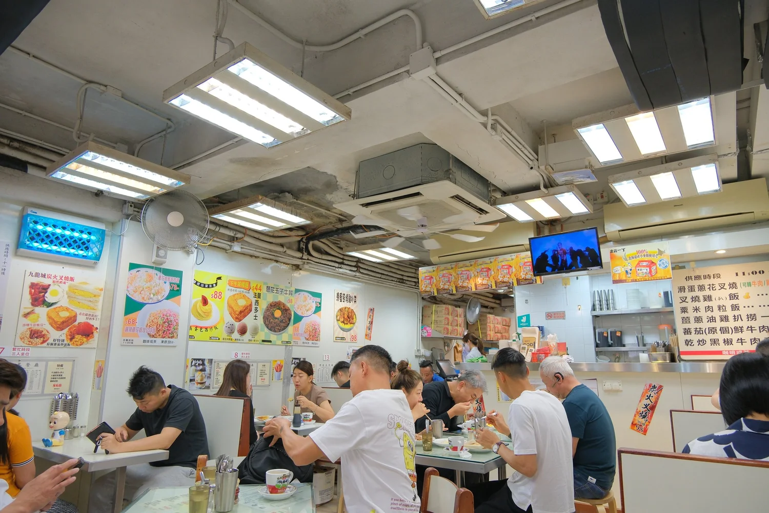 Ultimate Hong Kong Cha Chaan Teng Guide + Best Places to Eat!