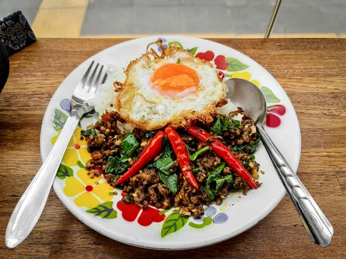 Mark Wiens' Phed Mark Review - The Spiciest Pad Kaprao in Thailand!