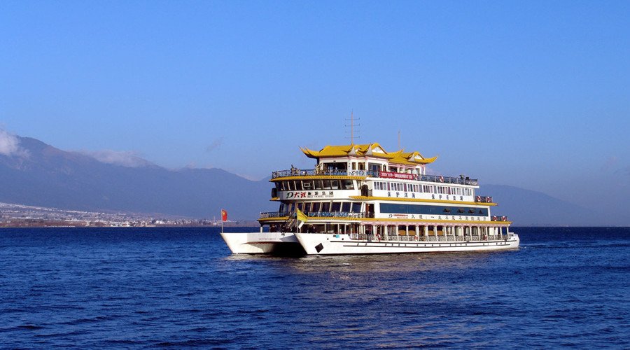 Strolling Along the Scenic Erhai Lake Park in Dali City, Yunnan