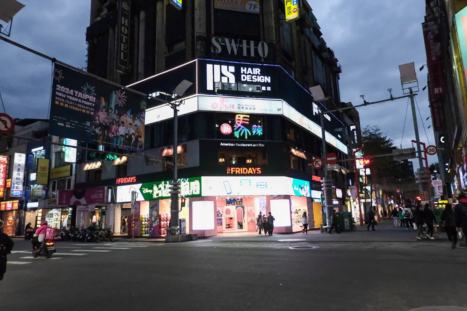 Exploring the Ximending Night Market, Taipei’s Bustling Shopping District!