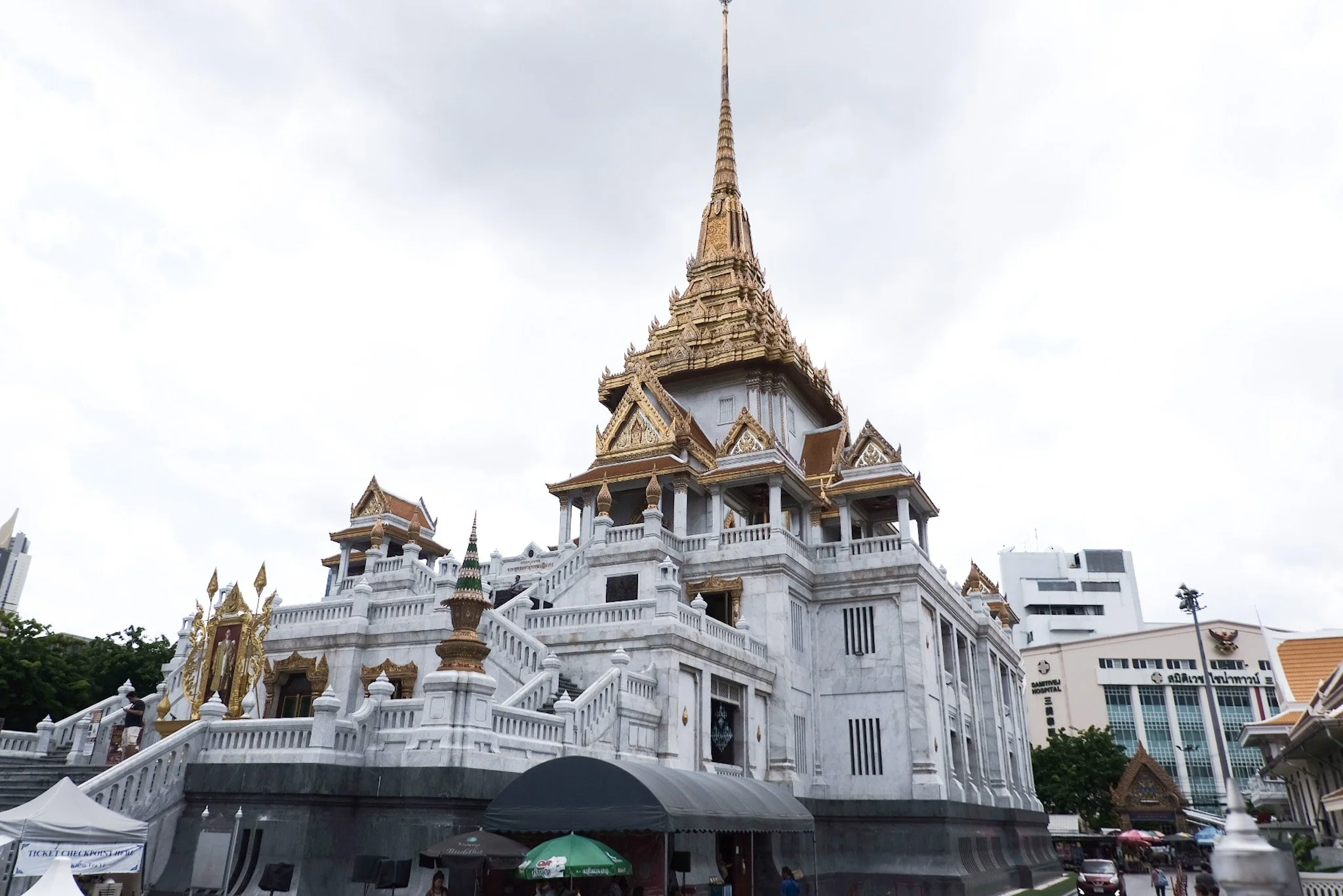 Exploring Wat Traimit, Temple of the Golden Buddha