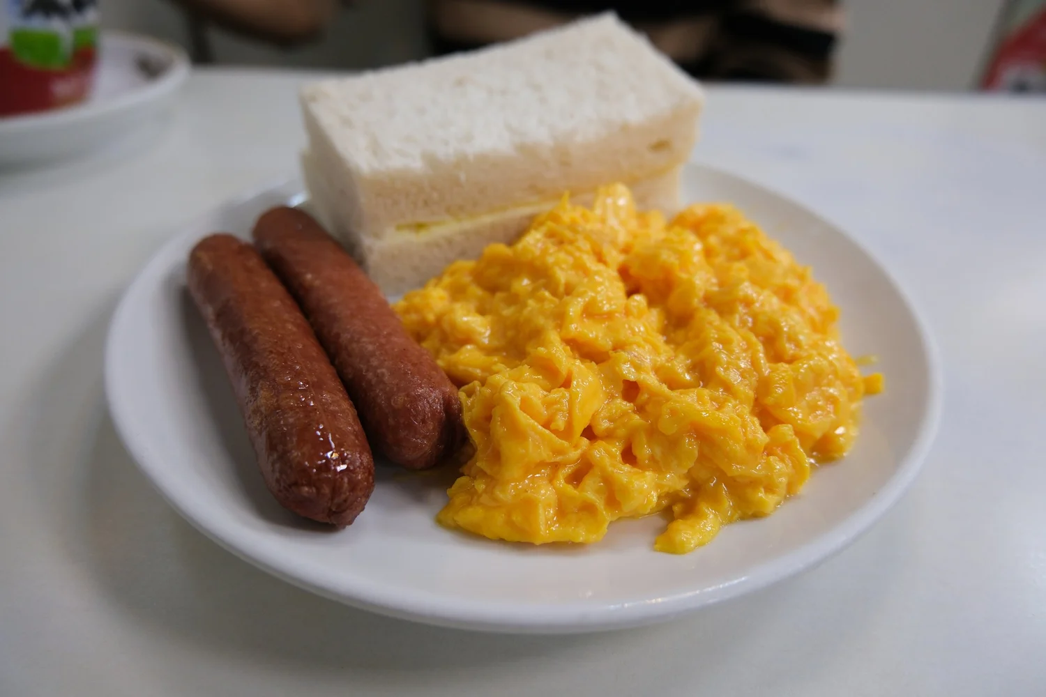Ultimate Hong Kong Cha Chaan Teng Guide + Best Places to Eat!