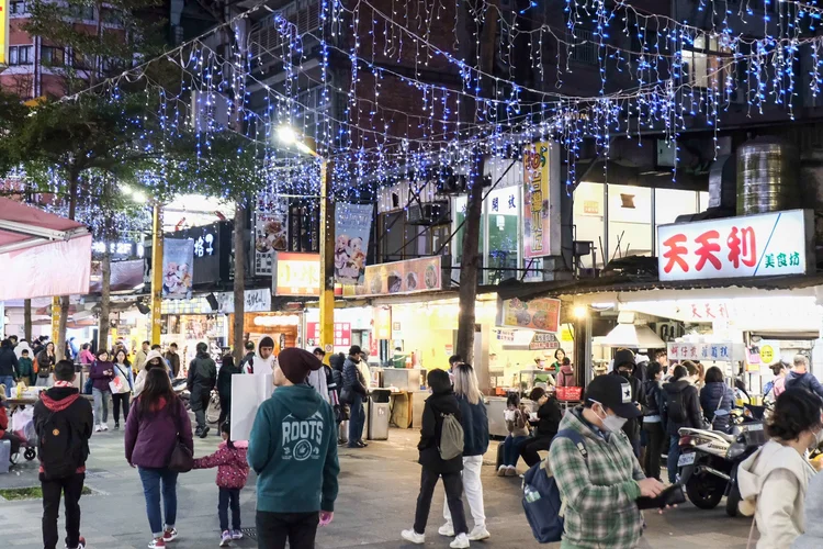 Exploring the Ximending Night Market, Taipei’s Bustling Shopping District!