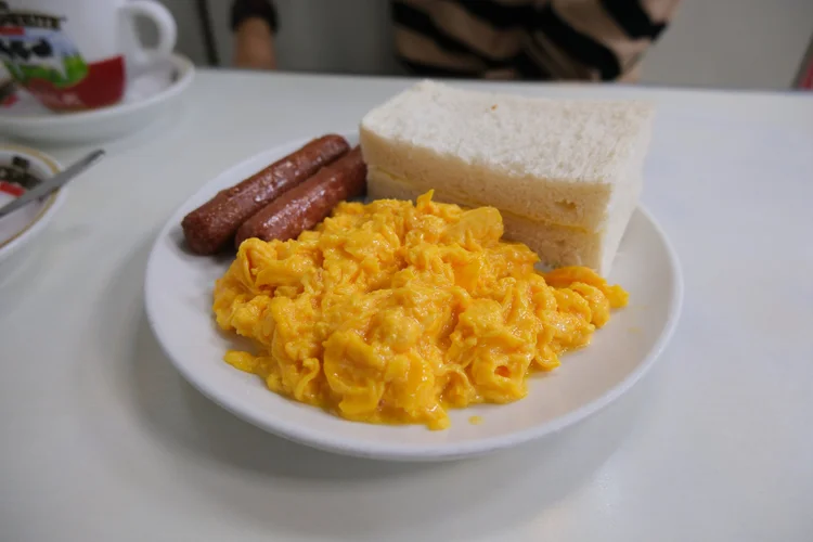 Ultimate Hong Kong Cha Chaan Teng Guide + Best Places to Eat!